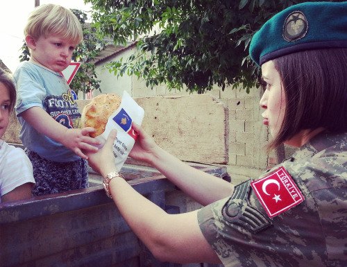 Turkish female soldier in Kosovo[500x385] : r/MilitaryPorn