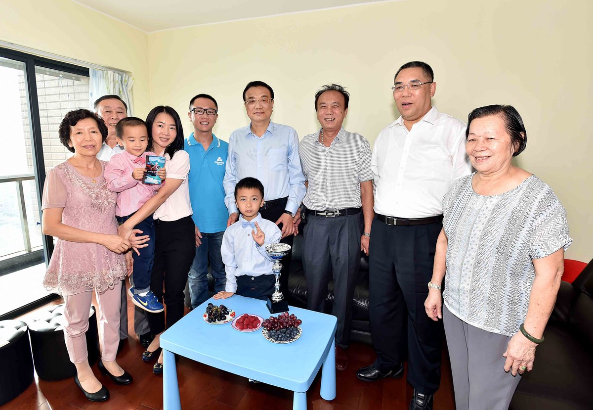 Keqiang: Premier Li Keqiang visits a family in Macao, signs on the back ...