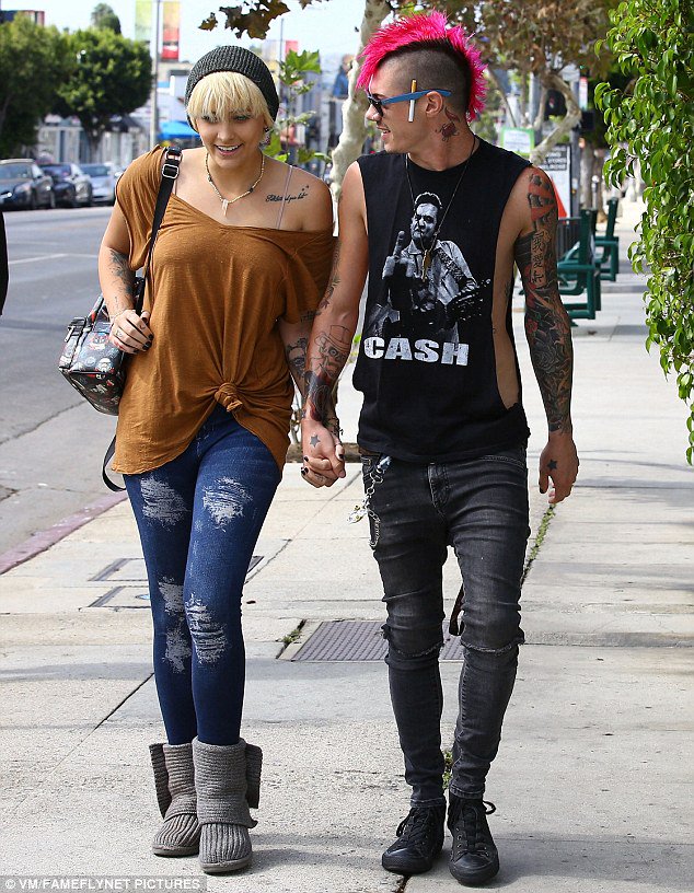 Paris Jackson and boyfriend Michael Snoddy hold hands and kiss in LA ...