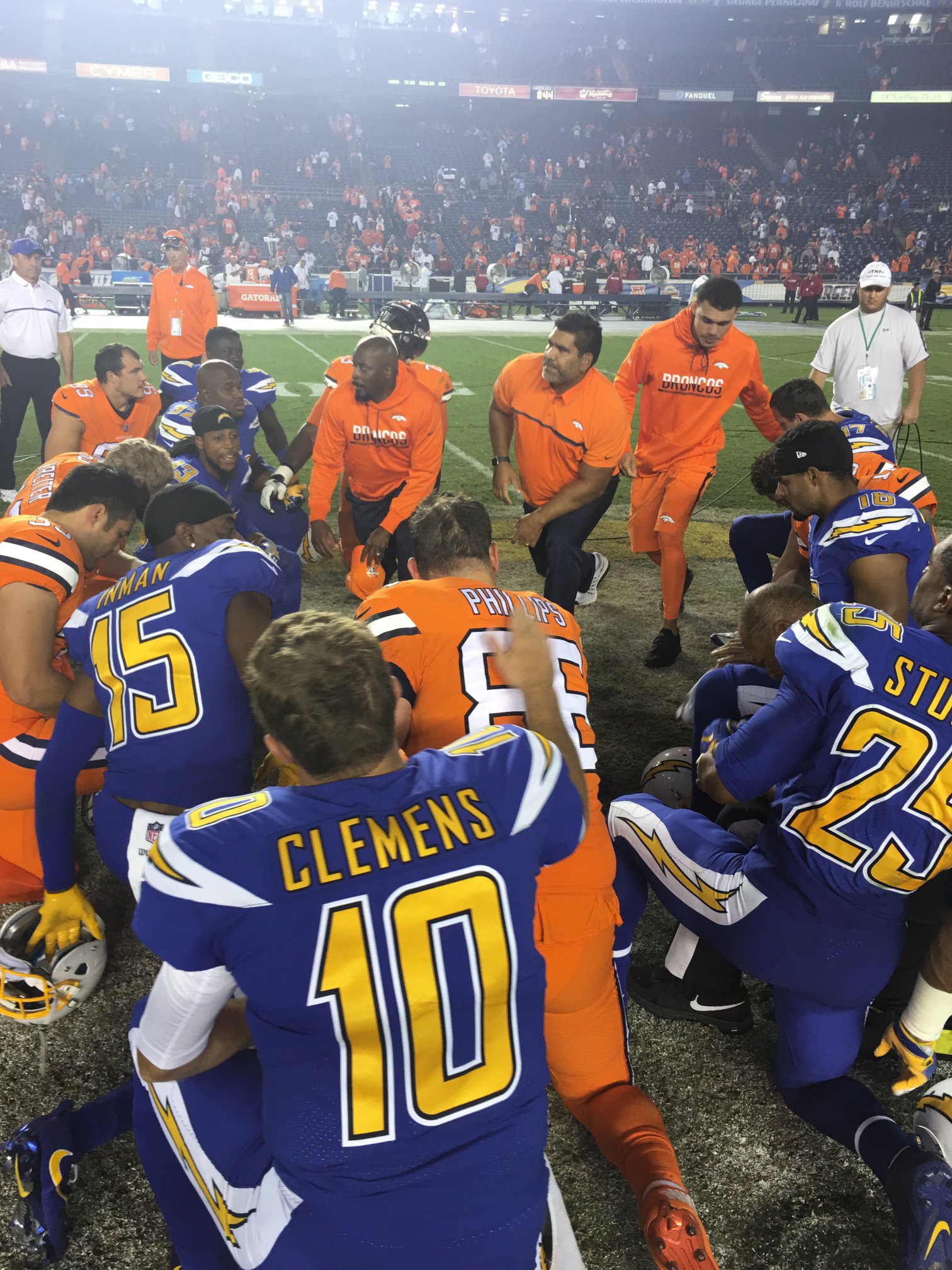 Nfl On Twitter Footballisfamily Tnf Https T Co 6bj6j2muh3 Twitter