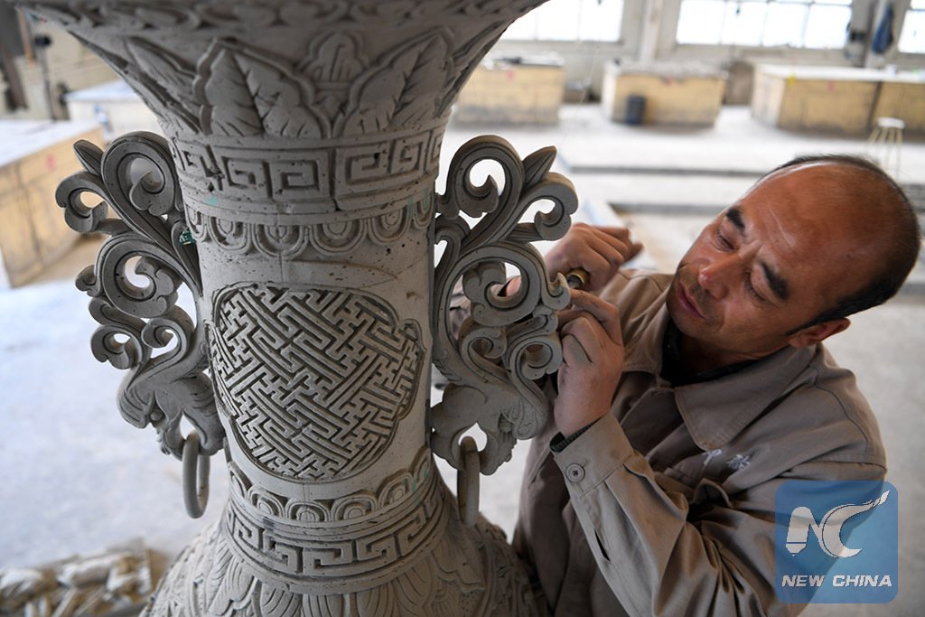 Brick carving artist Shen Zhanwei makes Linxia brick carving, a unique ...