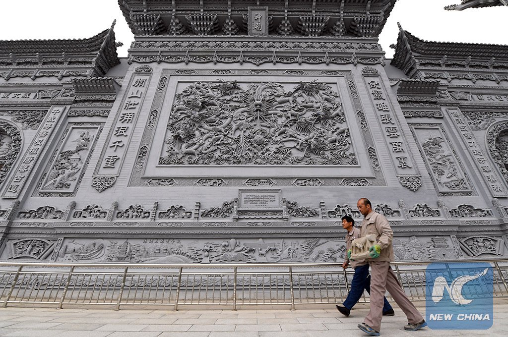 Brick carving artist Shen Zhanwei makes Linxia brick carving, a unique ...