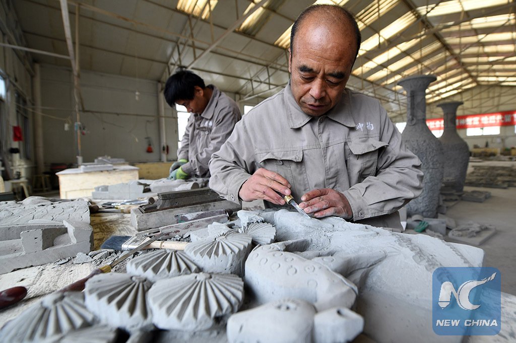 Brick carving artist Shen Zhanwei makes Linxia brick carving, a unique ...