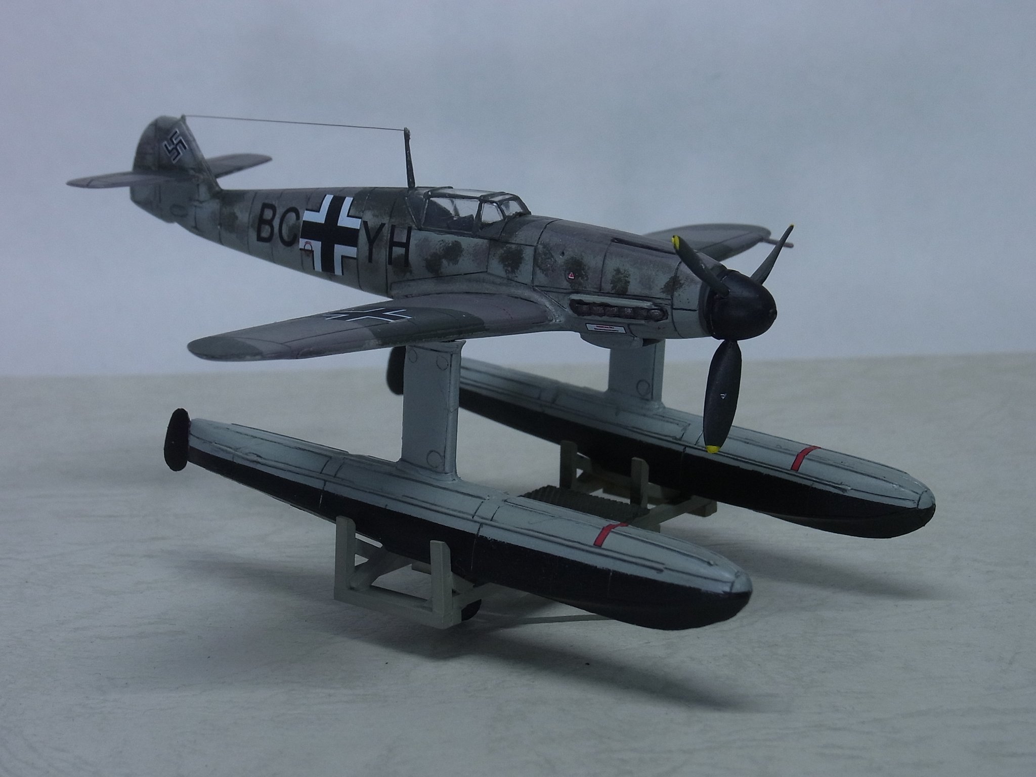 Orb（モソモソモデラーモドキ） on Twitter: "【完成】ドイツ空軍 メッサーシュミット Bf109W-1（Aモデル1/72） Bf109Fに双フロートを装着した水上戦闘機型。計画 ...