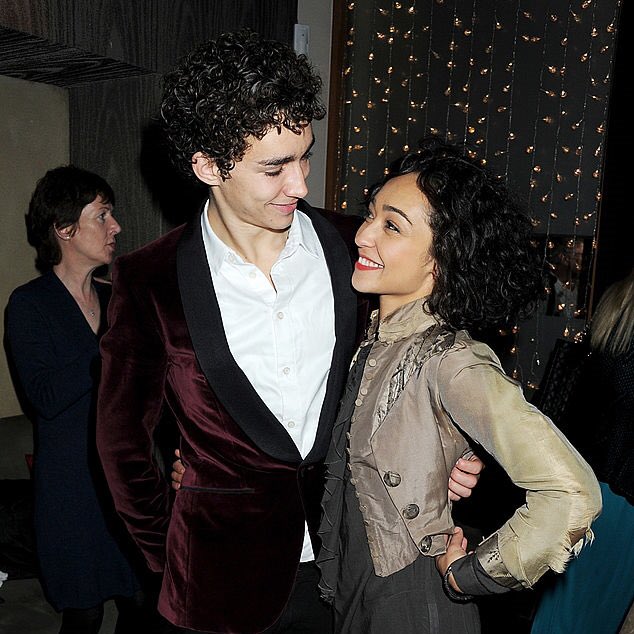 Robert Sheehan Girlfriend