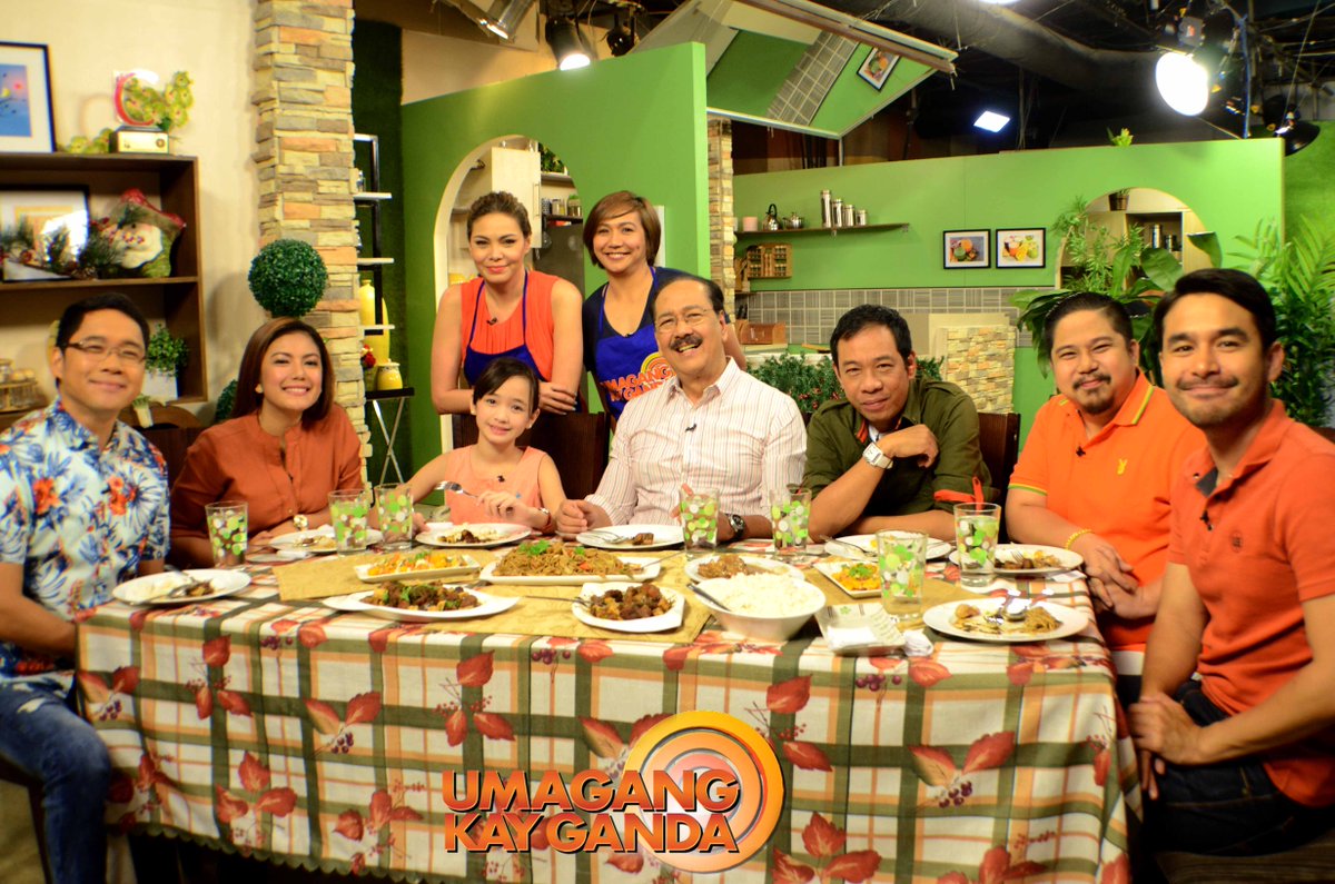 Pamilyang Kumakain Sa Lamesa