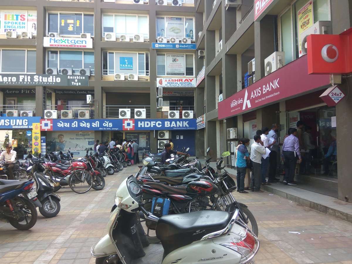 Long queues in front of banks, post offices | DeshGujarat
