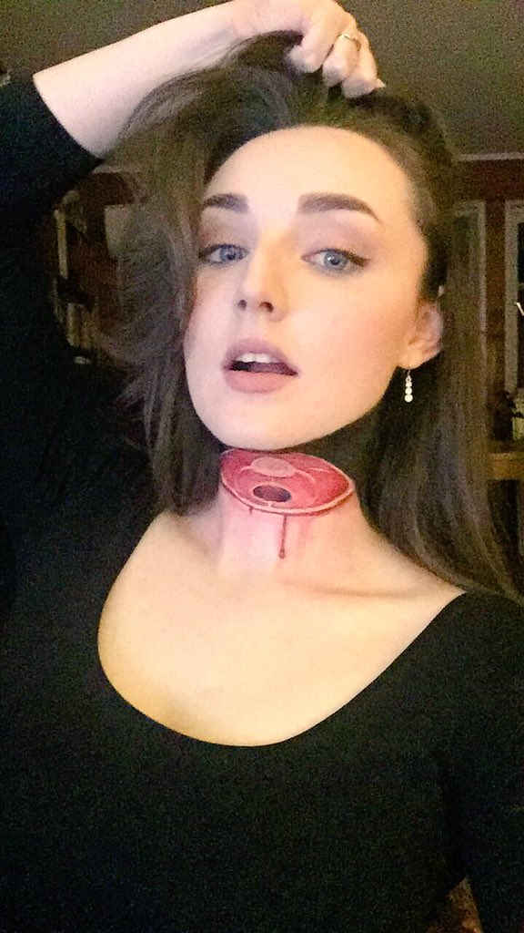 This woman's "floating head" halloween make-up is genius - The Poke