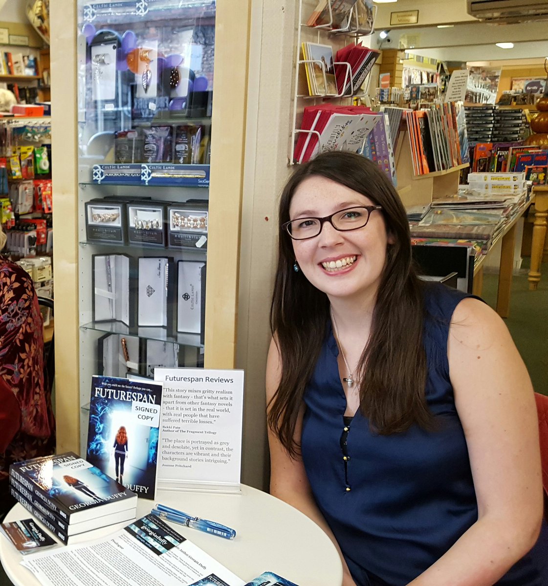 Viral Cewek Penjaga Toko Buku Putus Asa, Sehari Cuma Laku 200 Ribu ...