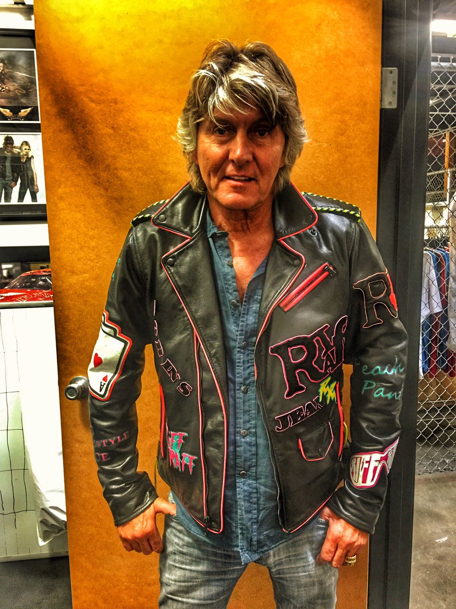 SHOUT OUT TO ROBiN HE iS THE COOL OLDER BROTHER i ALWAYS NEEDED ...