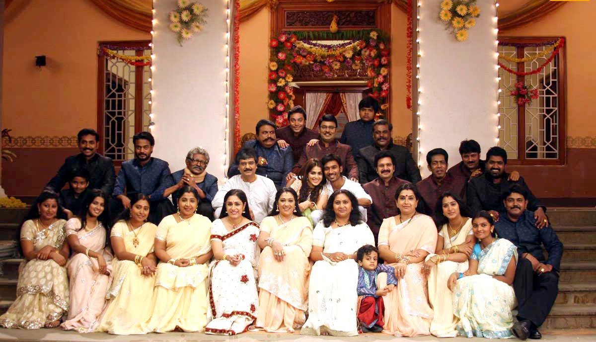 Dhanush Wallpapers In Uthama Puthiran