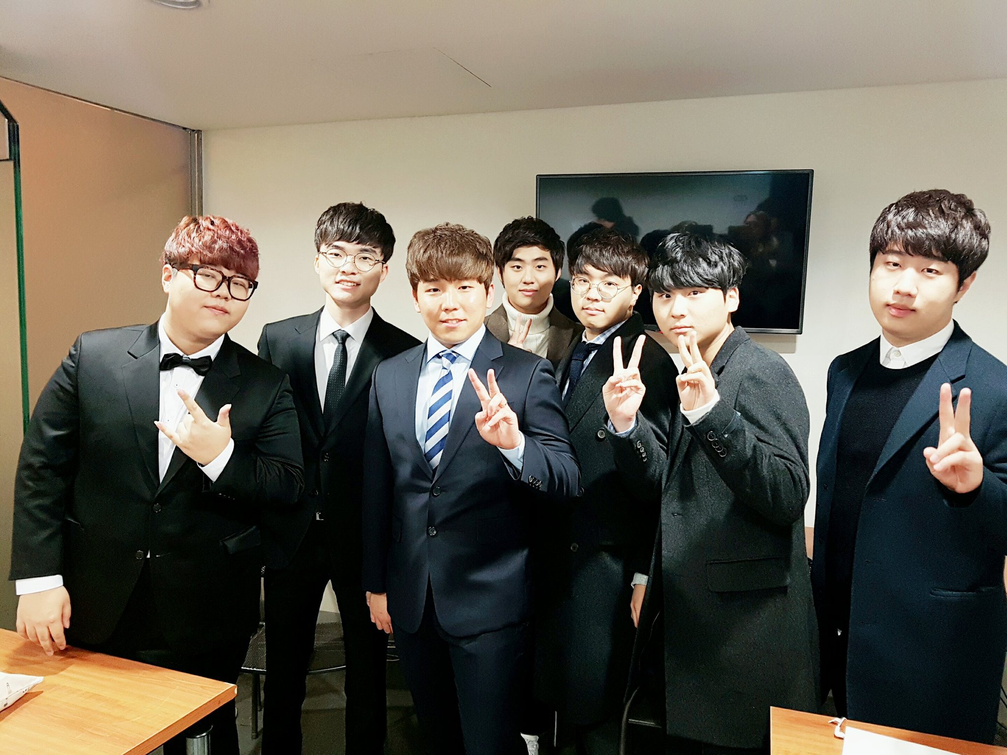 T1 LoL on Twitter: "with @SKT1_Dark 🤔 https://t.co/D7DnjXFrt4" / Twitter