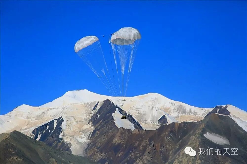 PLA airborne troops airdropped armoured vehicle at high altitude of ...