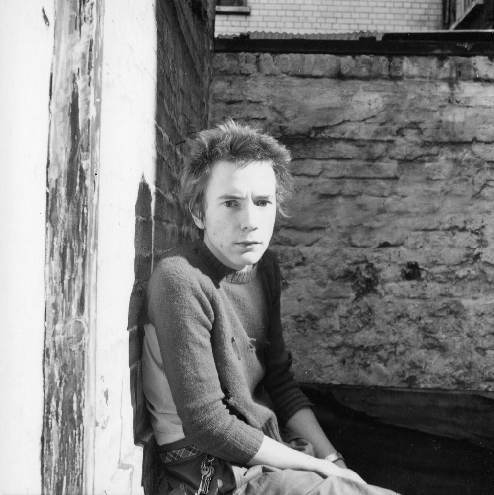 Johnny rotten 1975 photo by peter christopherson - scoopnest.com