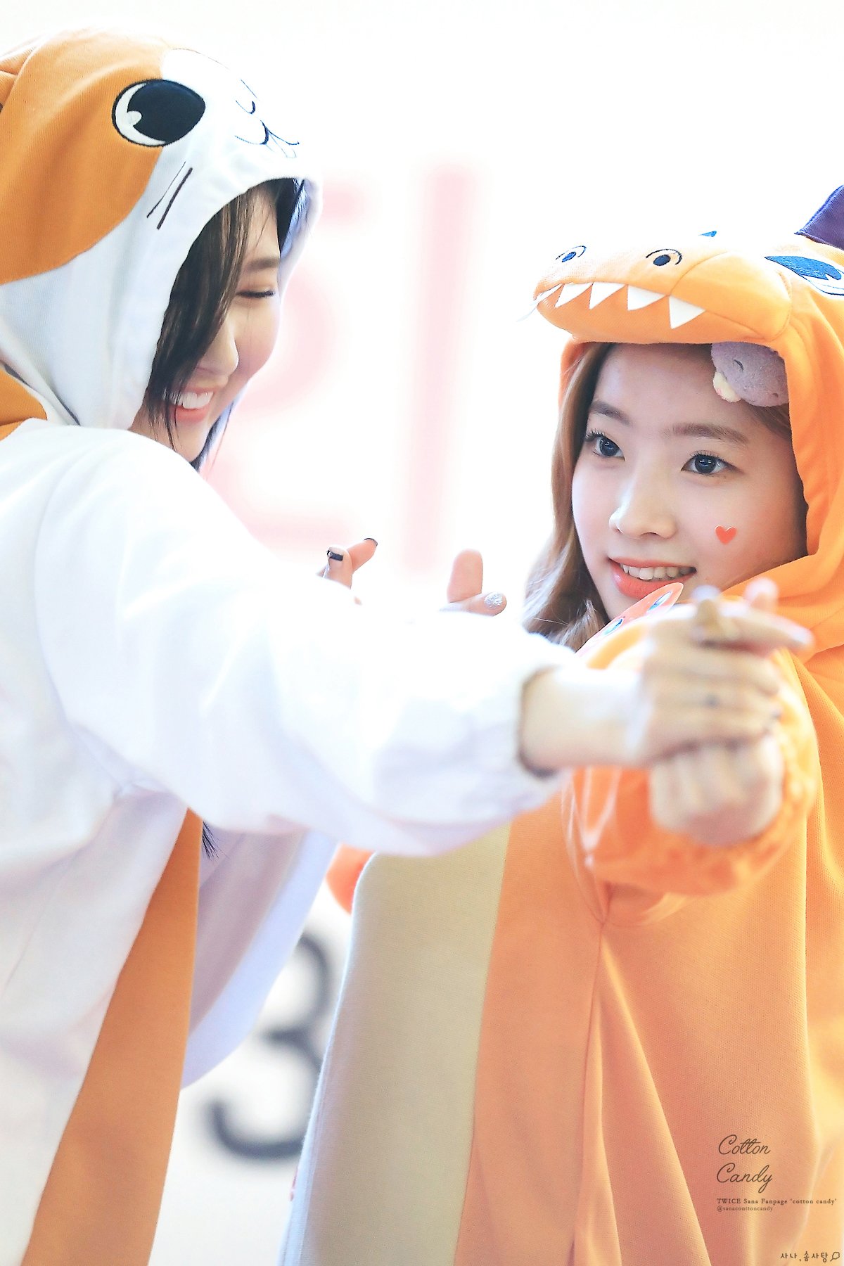 [161204] DaNa (Dahyun x Sana) New Photo @ Yeouido (IFC Mall) Fansign by ...