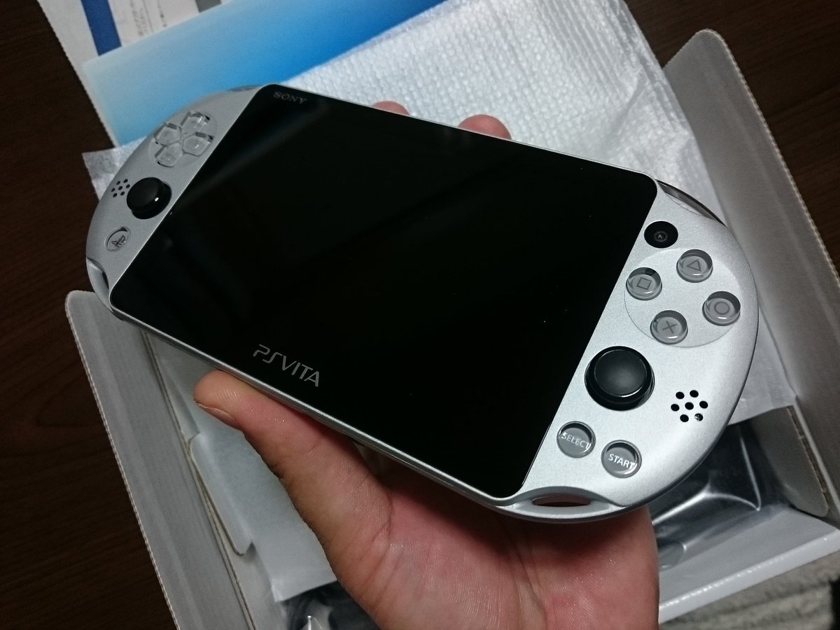 PS VITA Metallic Red & Silver released (2ページ目) - Togetter [トゥギャッター]