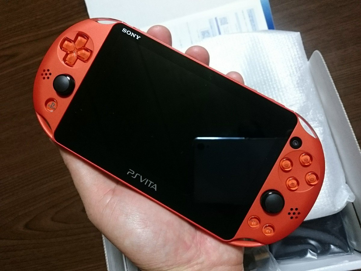 PS VITA Metallic Red & Silver released - Togetter [トゥギャッター]