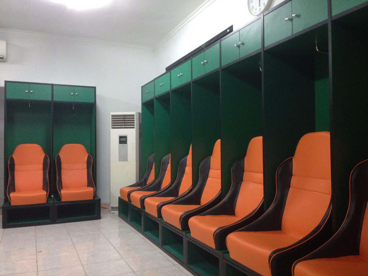 Mengintip Ruang Ganti di Dalam Stadion Pakansari - Jawa Pos