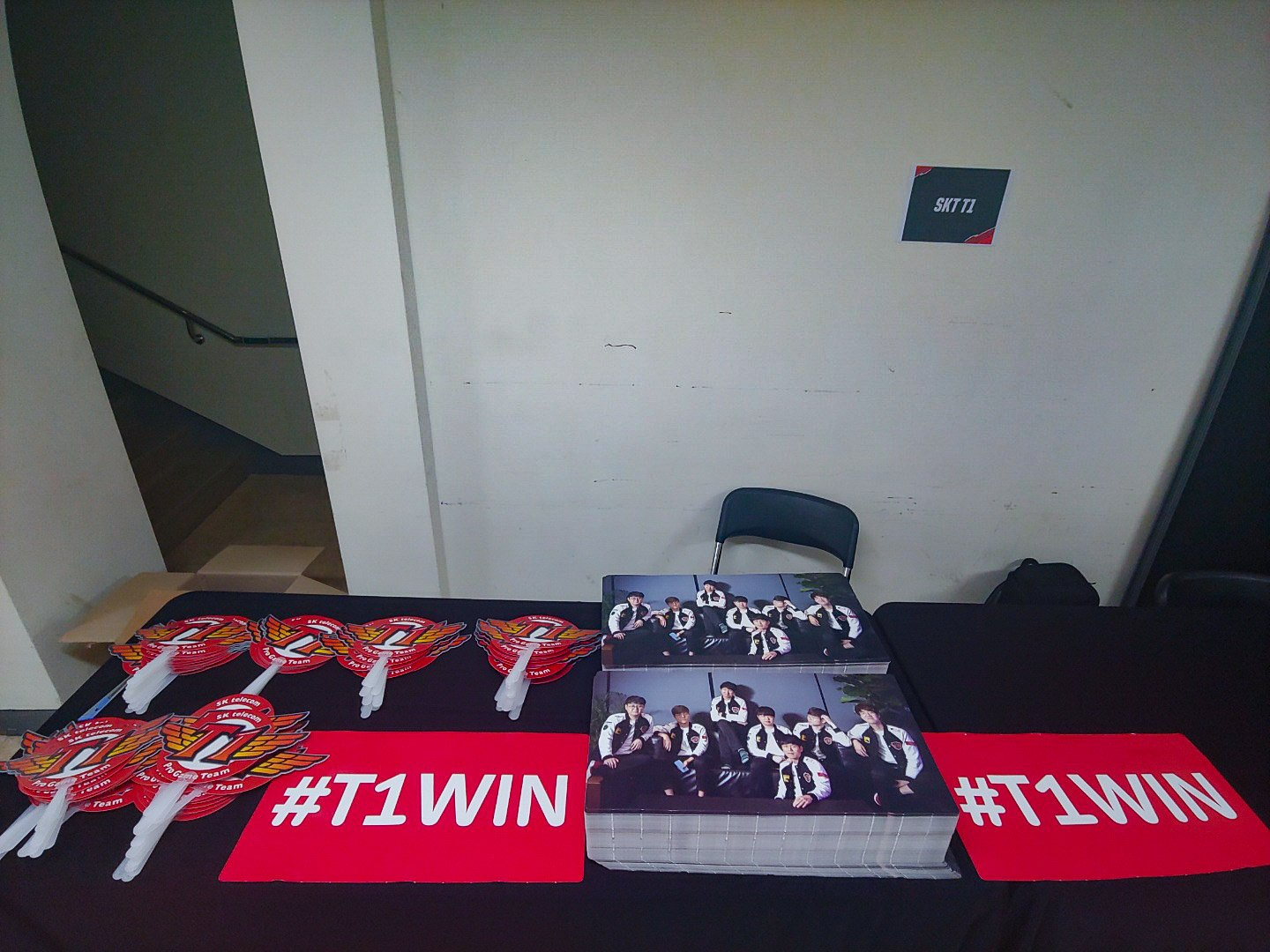 T1 LoL on Twitter: "오후 3시부터 게이트 5,6번 사이에 마련된 #T1 부스에서 부채와 클래퍼를 나눠드립니다. 모두 잊지 마시고 들리셔서 응원도구 받아가세요 ...