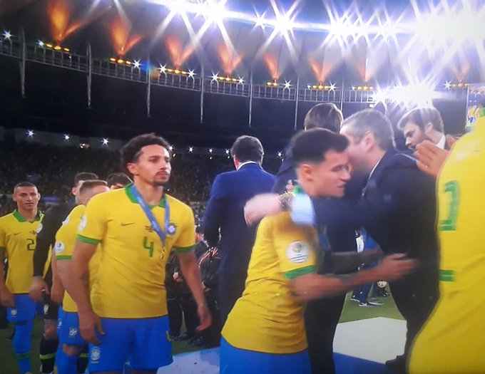 Tite se recusa a cumprimentar Bolsonaro em premiação da Copa América Tite se recusa a cumprimentar Bolsonaro em premiação da Copa América