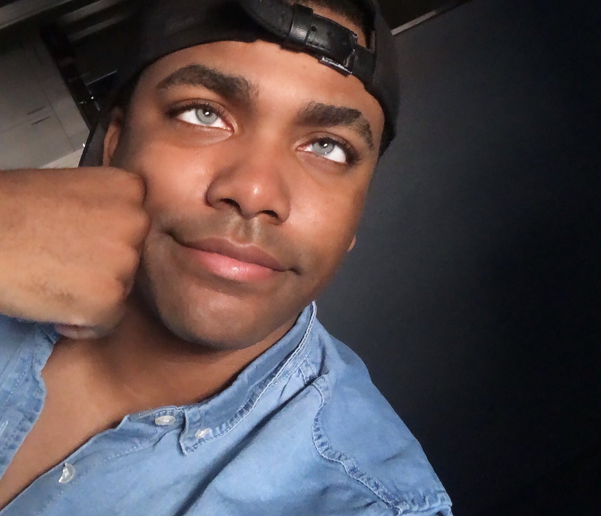 " หนุ่มผิวสีกับตาสีฟ้า"