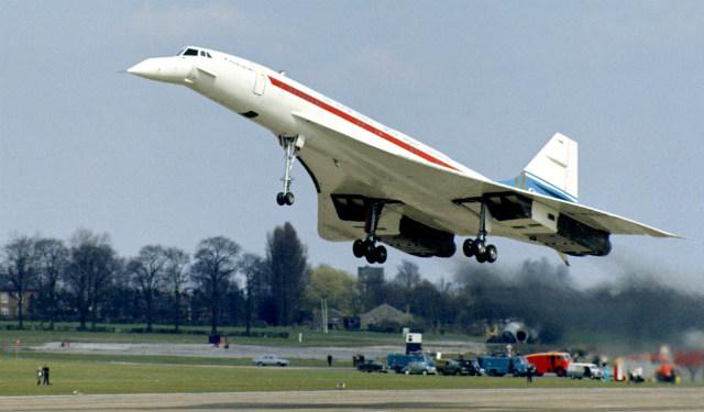Concorde: The only photo of Concorde flying at Mach 2 taken by Adrian ...