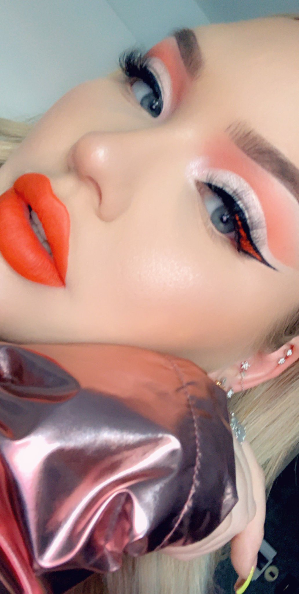 NikkieTutorials on Twitter: "peek a boo! neon liner I see you!