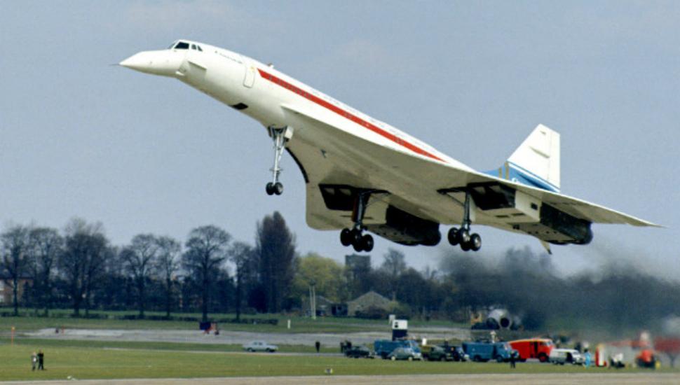 Concorde: The only photo of Concorde flying at Mach 2 taken by Adrian ...
