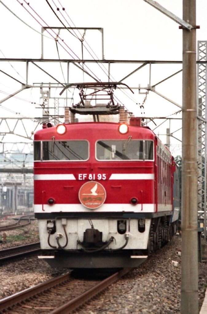 北鉄局⭐️⭐️⭐️ on Twitter: "EF81 95が落選して今日で45年だそうで昔の写真を 当時はSNSなどない時代、たまたま撮影に行ったら「ゆうづる」を牽いて来た。 レインボー客車 ...