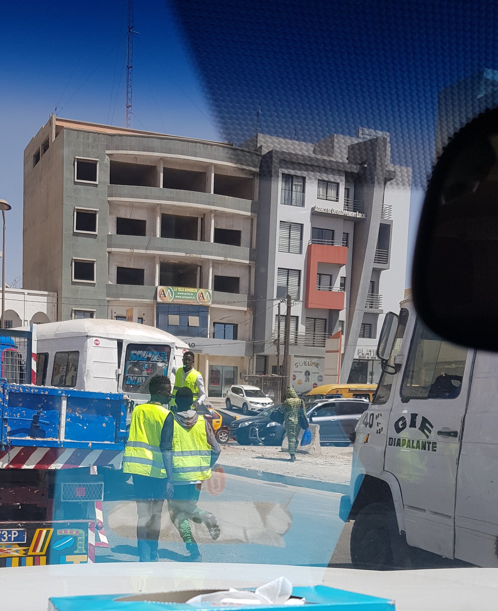 Altérité on Twitter: "Pendant ce temps, dans votre pays, les gilets jaunes du Samedi se trouvent ...