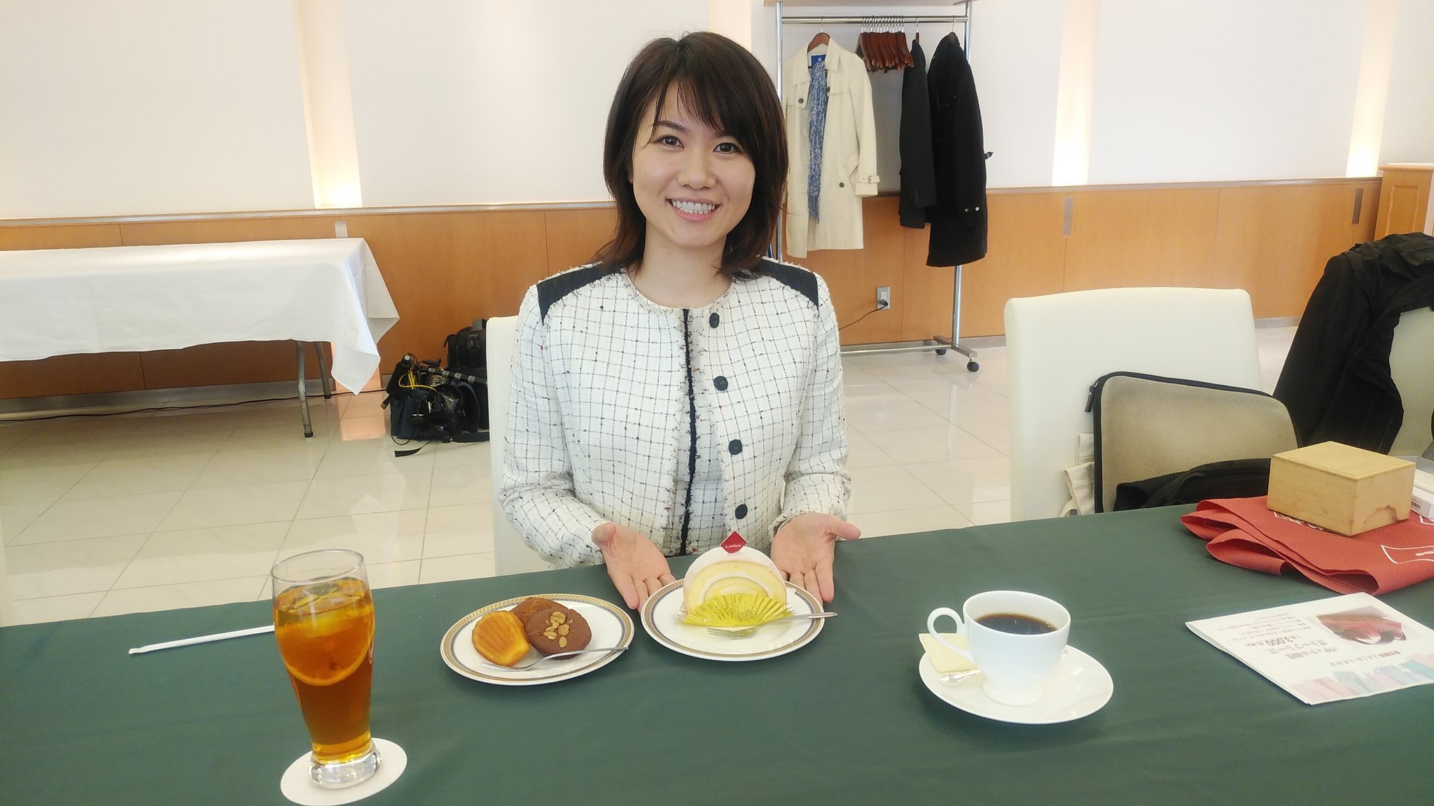 新潟日報イベント On Twitter 【第44期 棋王戦 第3局】 10時のおやつタイムです。渡辺棋王がジョエルロブションのロールケーキとホットコーヒー。 広瀬竜王がジョエルロブションの