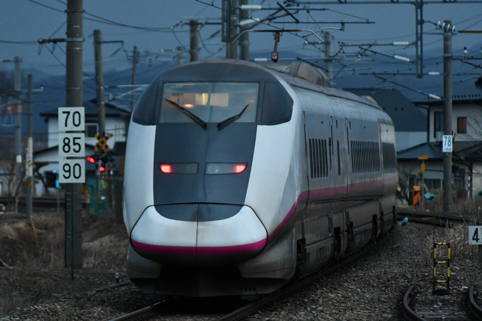 んだガラナ on Twitter: "2019,3,13 E3系R22編成 交検回送 前回よりもちょっと?明るく撮れた 奥羽本線 四ツ小屋駅 https://t.co/vqBrTFCOFG ...