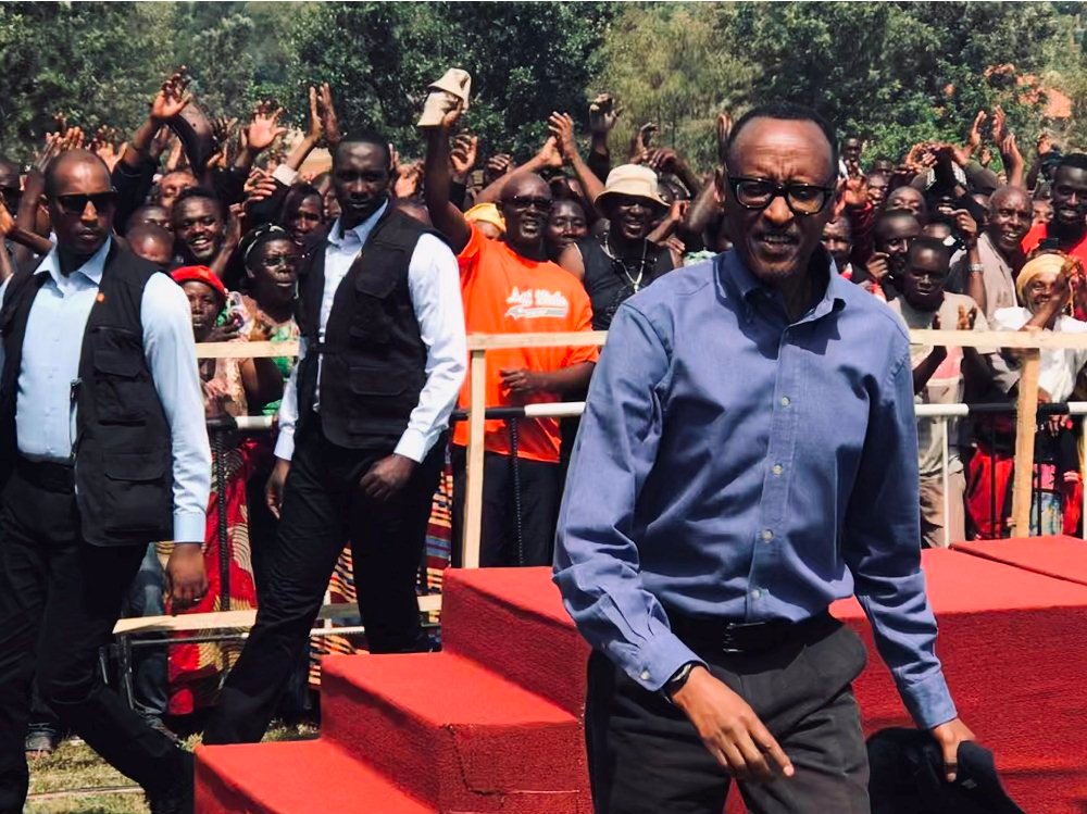 IGIHE on Twitter: "Perezida Paul Kagame kuri uyu wa Gatandatu yifatanyije n’abaturage mu muganda ...