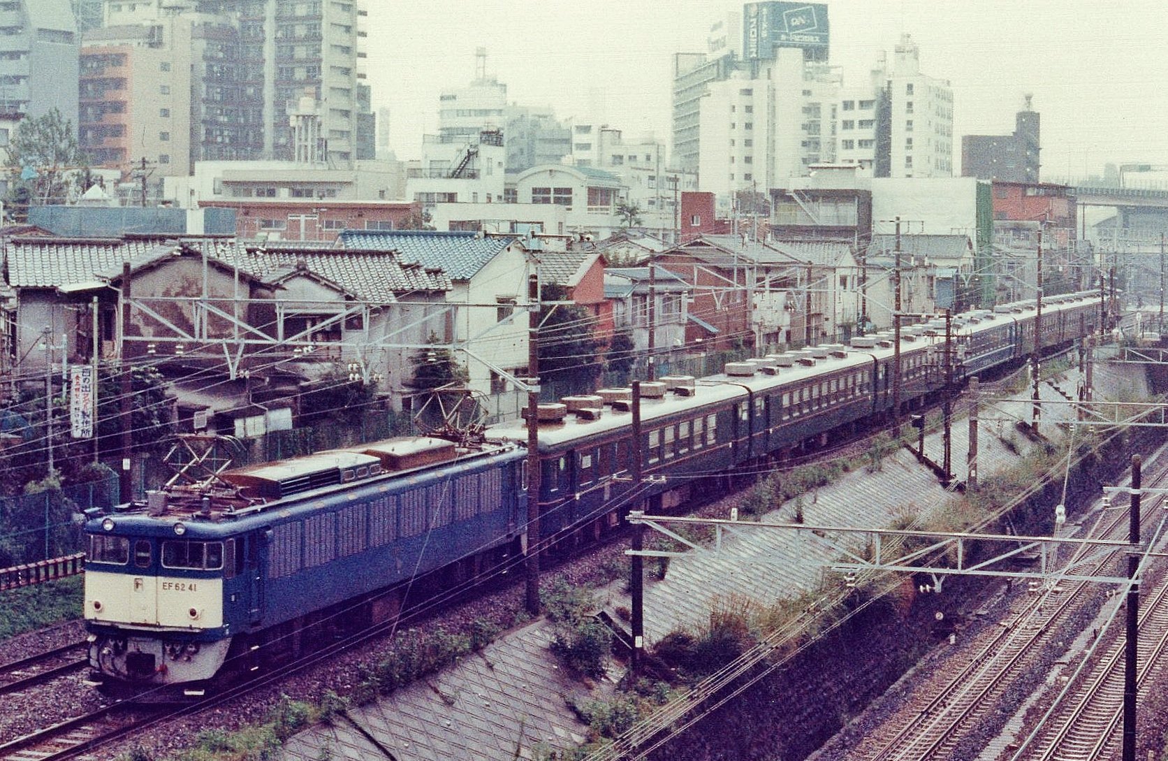 てつまみレ on Twitter: "#41号機の日 EF62-41牽引 12系和式客車『白樺』 EF62に長いアンテナみたいなのが立ってなかった時代。 撮影地：山手貨物線 池袋～田端操 ...