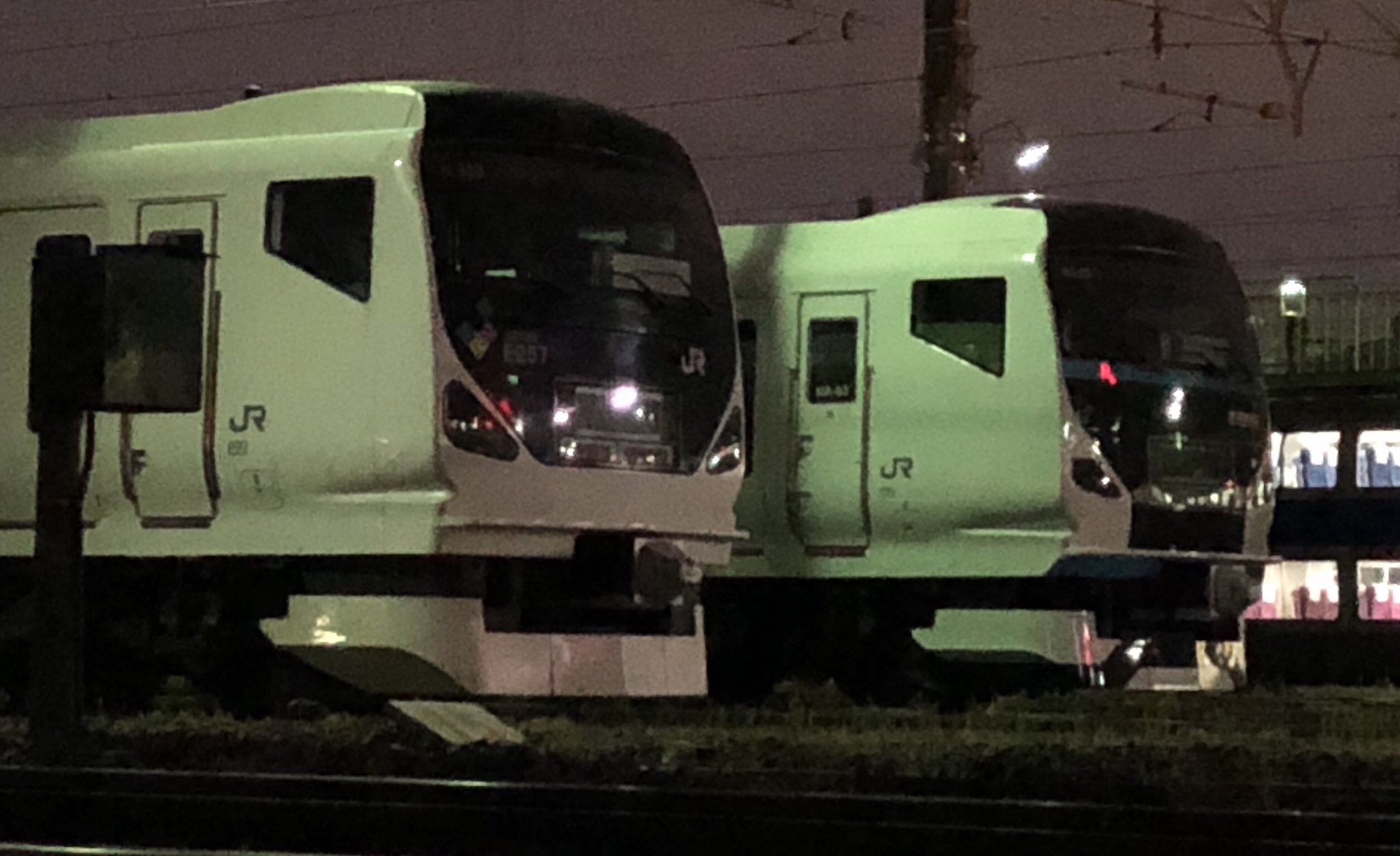 がみ on Twitter: "尾久でE257系の改造前と改造後が並んでた。 https://t.co/fGoWAXqKJP" / Twitter