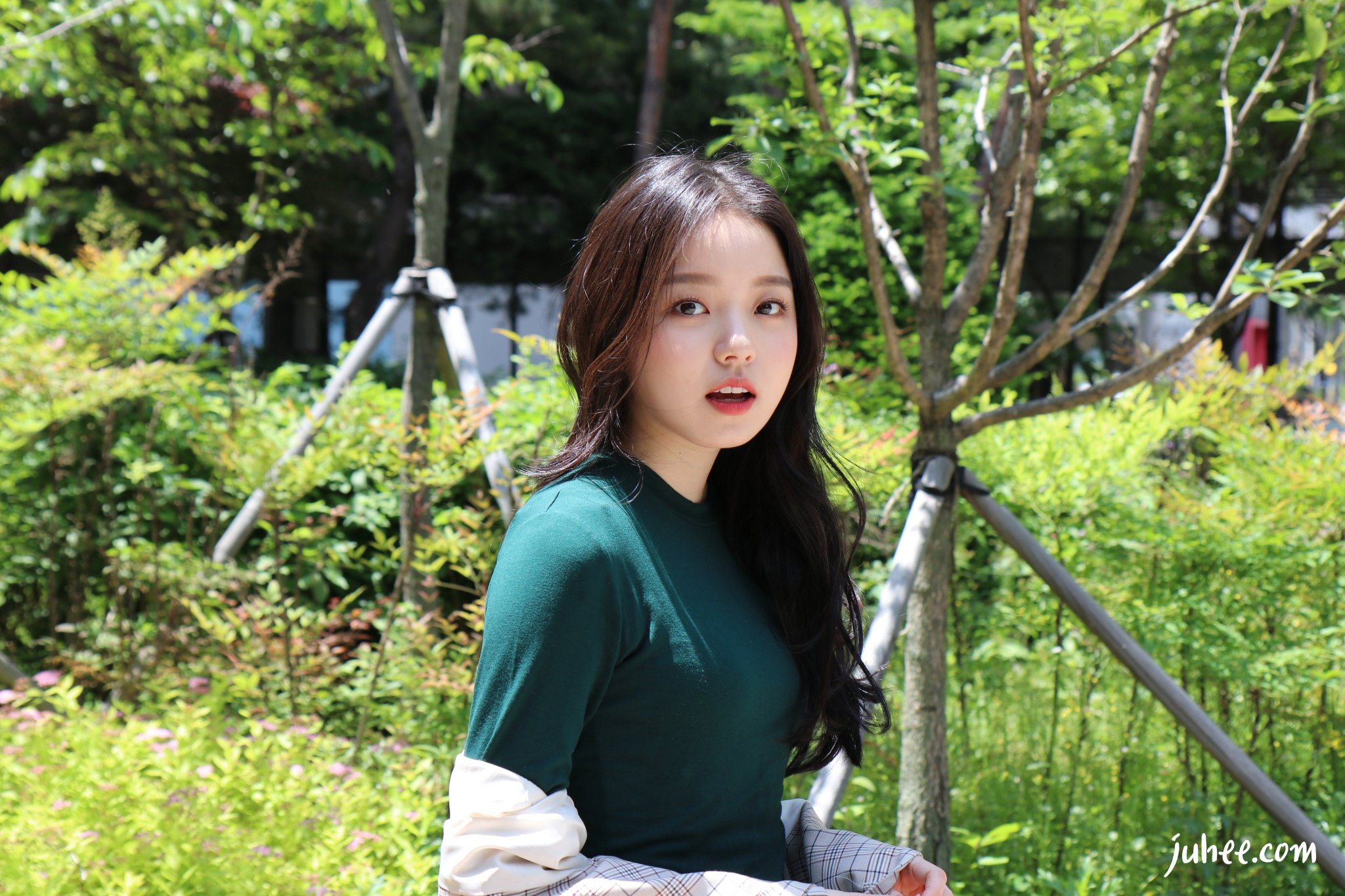 로시(Rothy) Official on Twitter: "[HQ] 190401 길거리 아웅 배경에 왜 꽃이 없나 했더니 우리 주희가 꽃이였네.. 우리 주희 초록색도 찰떡 ...