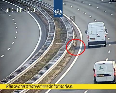 Rijkswaterstaat Verkeersinformatie on Twitter: "Reddingsactie van politie en weginspecteur voor ...