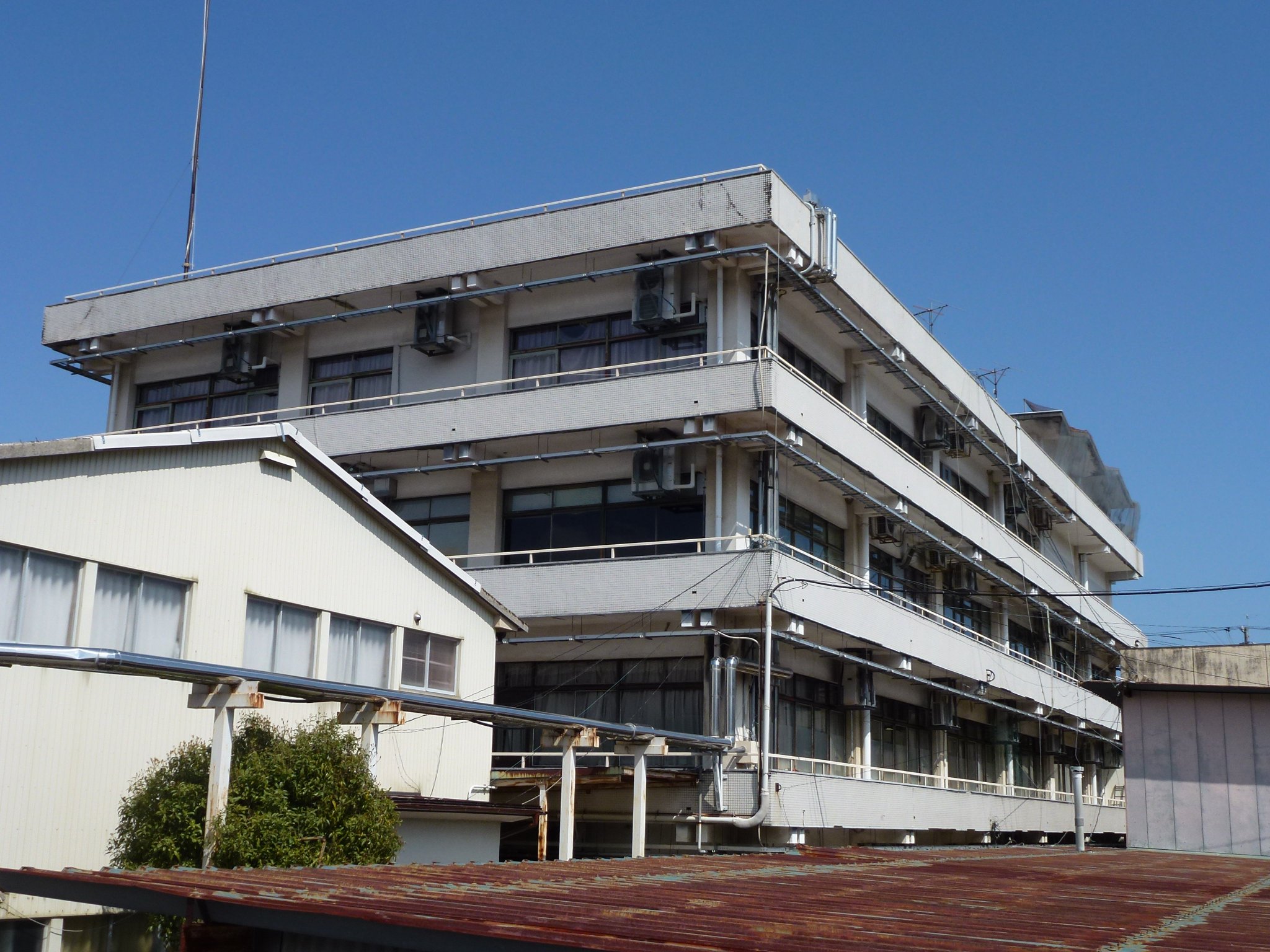 Ruby & Emmeline on Twitter: "3/23 13:10 尾鷲市中央町 尾鷲市役所 築57年のボロ庁舎。やっと耐震補強工事が始まるようですが、立て替えたほうがいいぞ ...