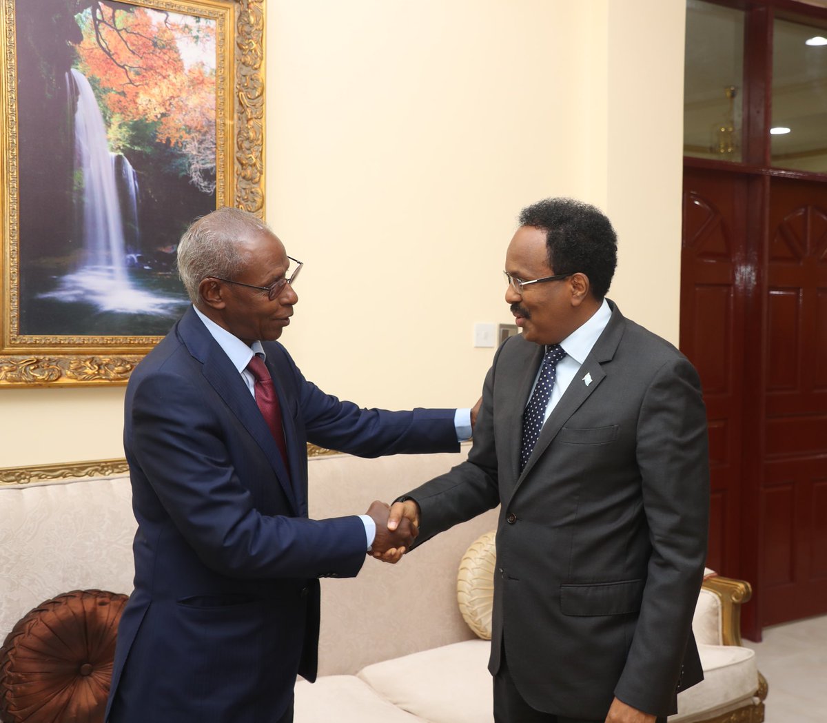 Madaxweyne Farmaajo oo Farriin ka helay Madaxweynaha Eritrea & Warbixin ... Madaxweyne Farmaajo oo Farriin ka helay Madaxweynaha Eritrea & Warbixin ...