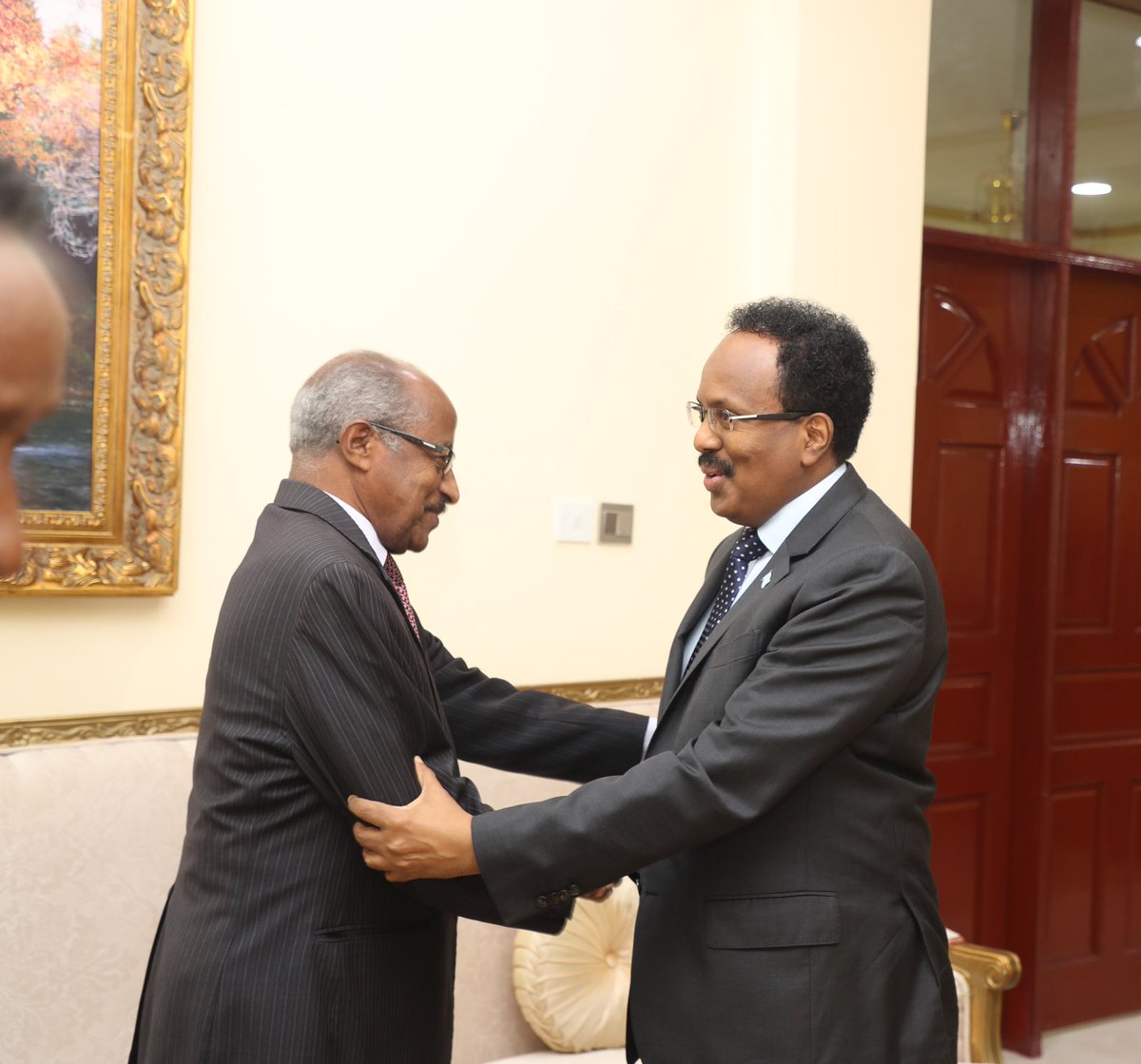 Madaxweyne Farmaajo oo Farriin ka helay Madaxweynaha Eritrea & Warbixin ... Madaxweyne Farmaajo oo Farriin ka helay Madaxweynaha Eritrea & Warbixin ...