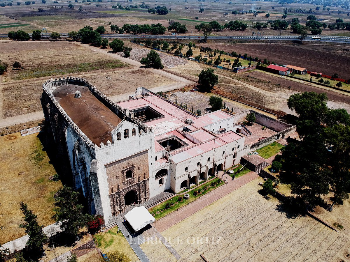 Vista aérea del convento de San Agustín Acolman construido en el siglo ...