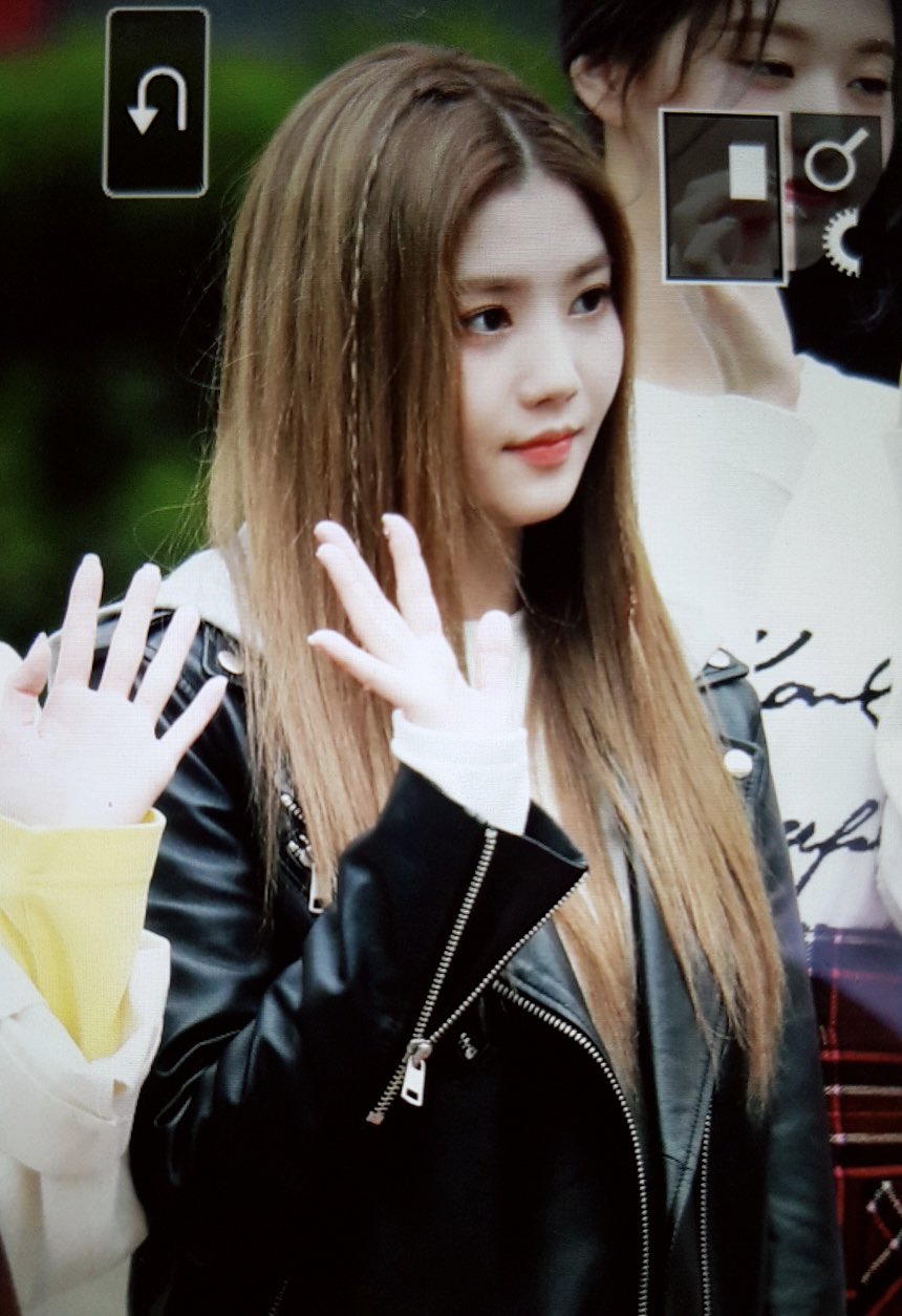 Captain Rabbit🐰 On Twitter 190419 뮤직뱅크 출근길 권은비 Pr 힘내 Izone 아이즈원