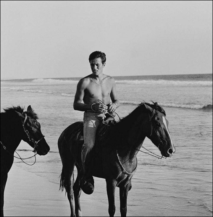 Alain Delon Mexico January MHBhPsbZhU Getty Images | Vogue.fr | Scoopnest