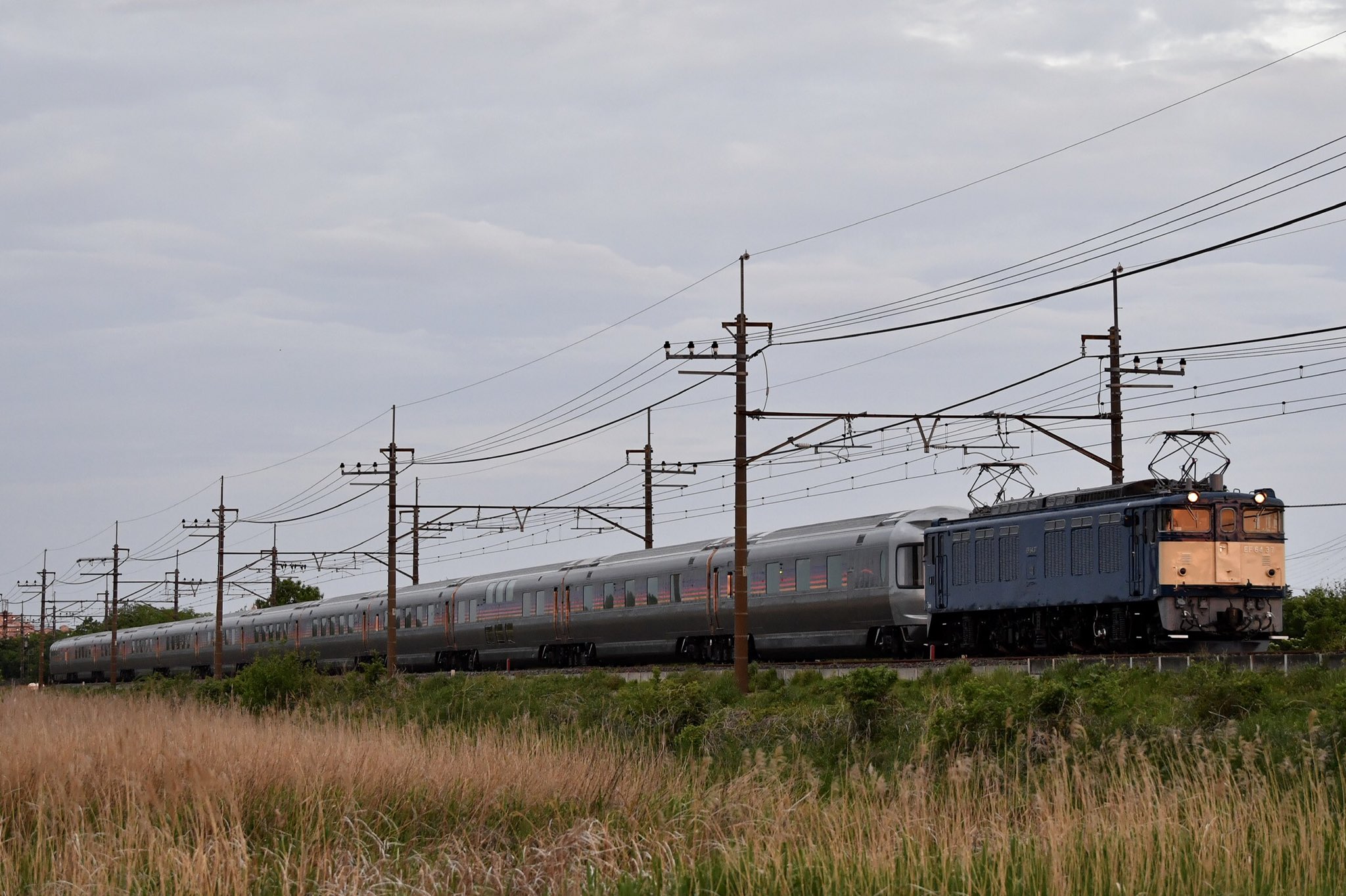 ペン好き好き on Twitter: "2019/05/06 カシオペア 長野行き 返却回送 EF64-37+E26系 東浦和〜東川口 https://t.co/NGHnwOskhM ...