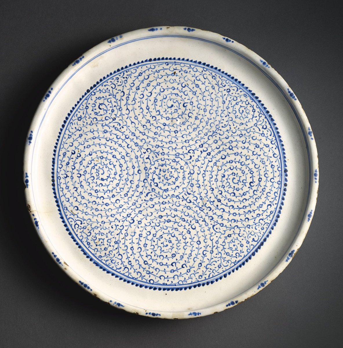 Nihat Kerem A. on Twitter: "A typical #Iznik fritware dish in "Golden Horn" pattern, circa 1540 ...