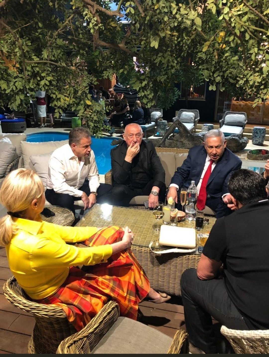 Chaim Levinson on Twitter: "ביבי צ'רנוי ושמפניה ורודה בחצר של רני רהב. הקאה נעימה…