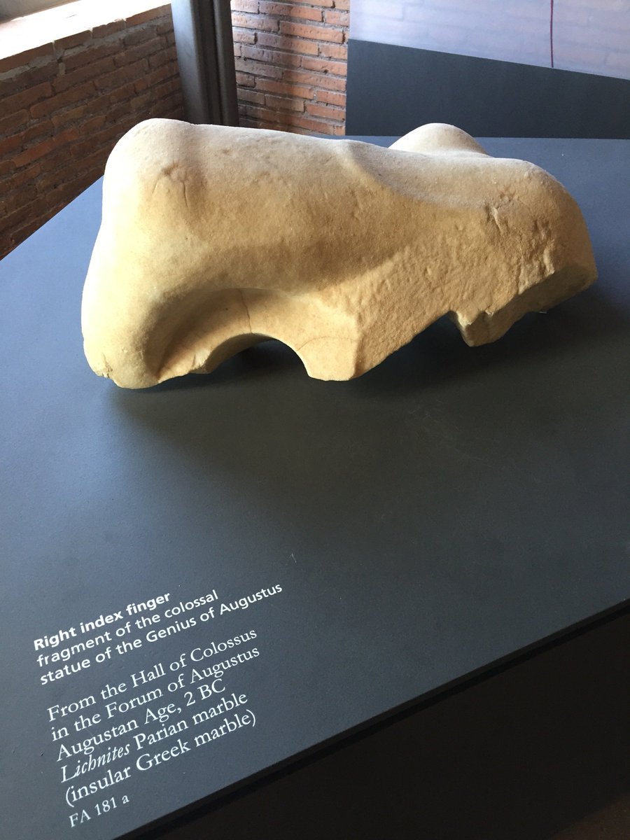 Se conservan dos fragmentos de grandes dimensiones de las manos y uno ...