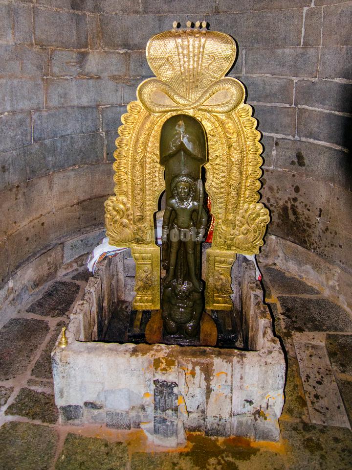 Thread by @Shrimaan: "The most ancient Shiva lingam known to mankind is ...