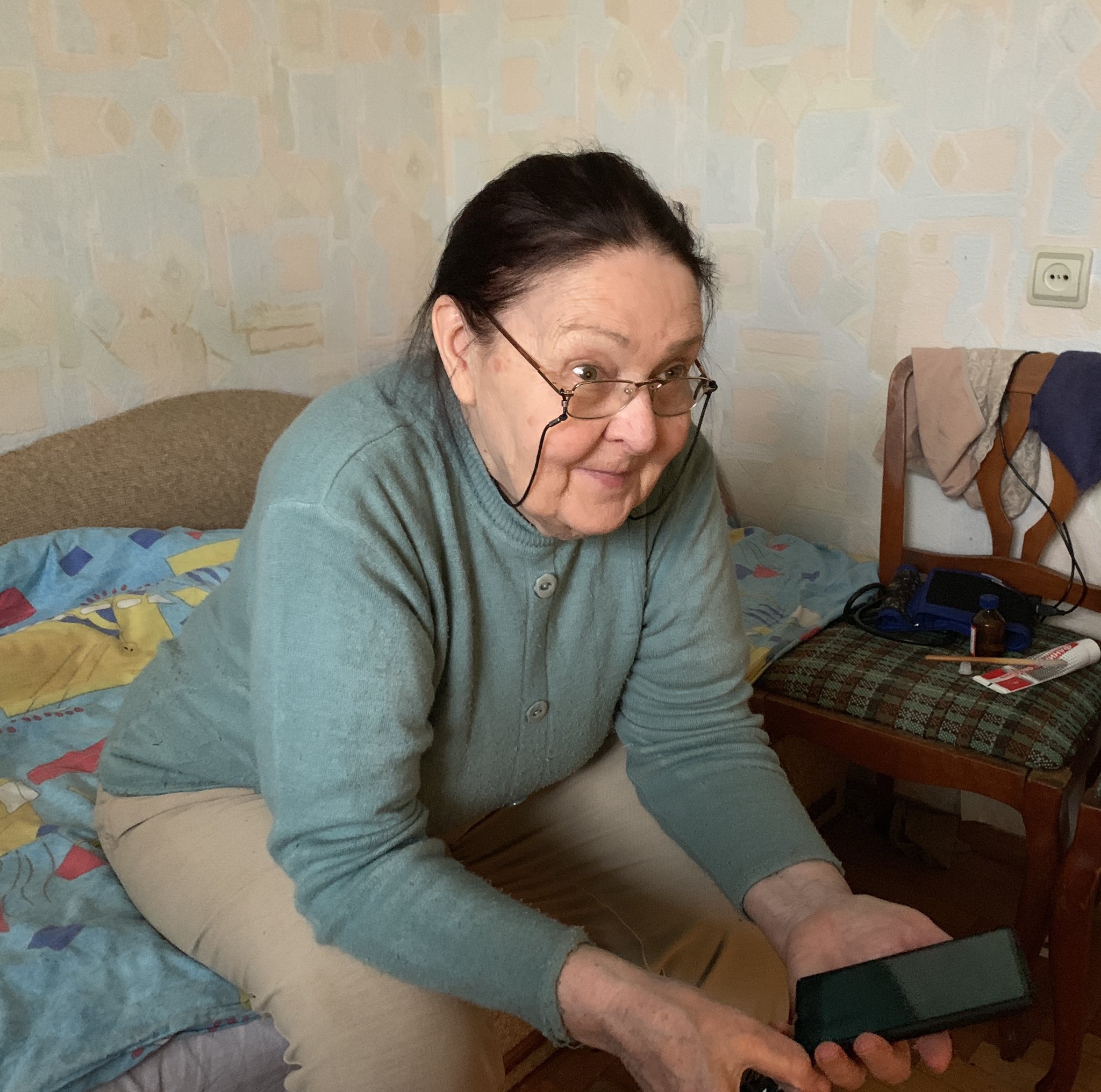 Ноташа Шелягина on Twitter: "Подарила бабушке телек, смартфон, научила ...