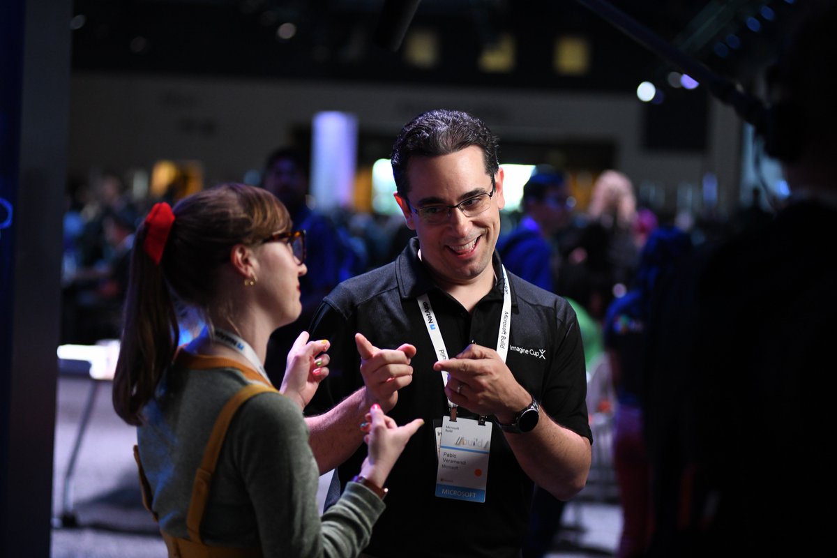 Windows Developer on Twitter: "Caption this #MSBuild photo featuring our #DevMC @ChloeCondon. 👀👇…